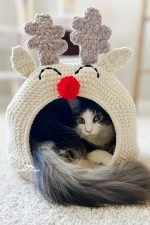 Free Cat Pod Crochet Pattern for Cozy Reindeer Bed